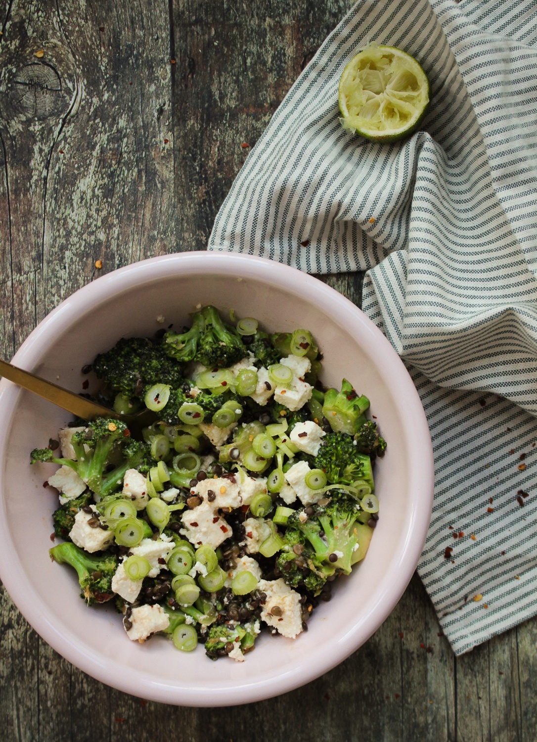 Indisk salat med broccoli, linser og hjemmelavet paneer ost
