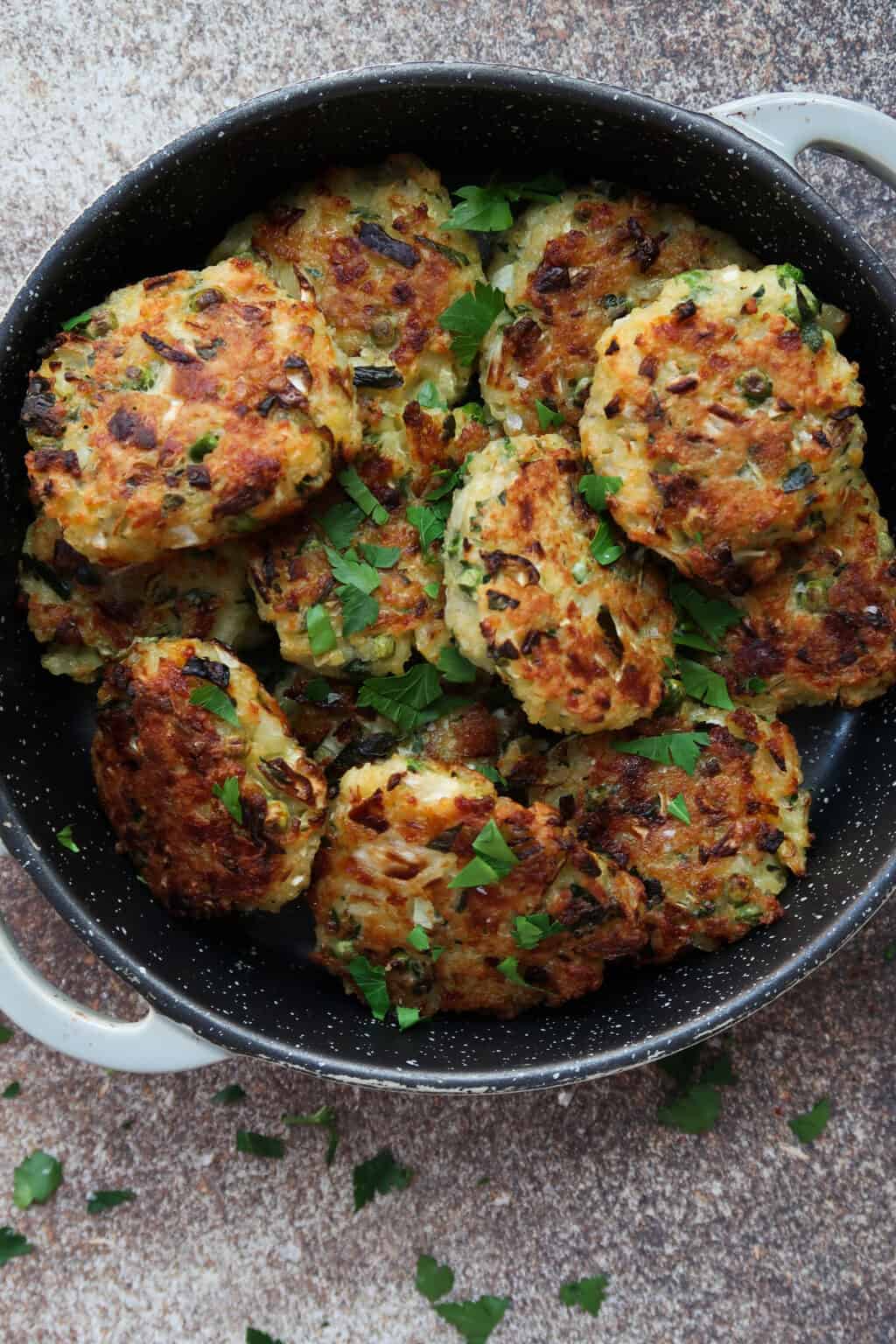 Vegetar frikadeller med bulgur, ærter og spidskål